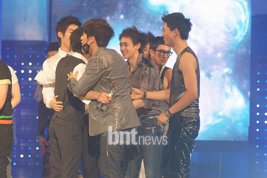 [포토] 2PM "VOS선배님들 축하드려요" | bnt뉴스