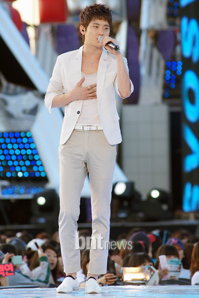 [포토] VOS 최현준 '영혼을 담아 노래해요' | bnt뉴스