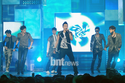 [포토] 2PM '멋진 댄스와 노래를 함께' | bnt뉴스