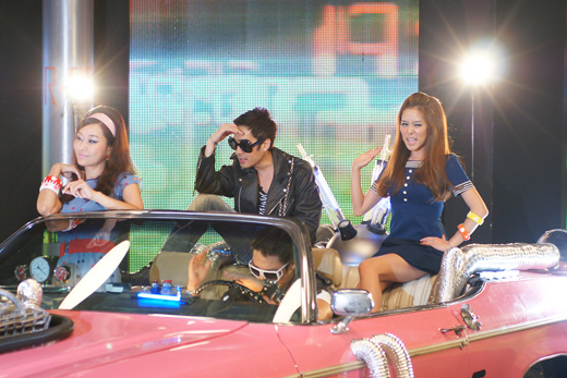 [포토] 룰라 '촬영장이 살짝 더워요' | bnt뉴스