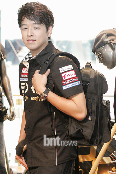 [포토]류시원 "EXR 배낭이에요, 멋있죠?" | bnt뉴스