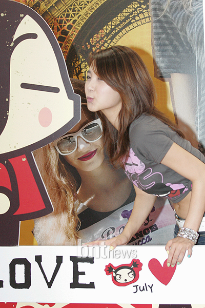 [포토]서울캐릭터 페어 2009 방은영 'PUCCA와 뽀뽀' | bnt뉴스