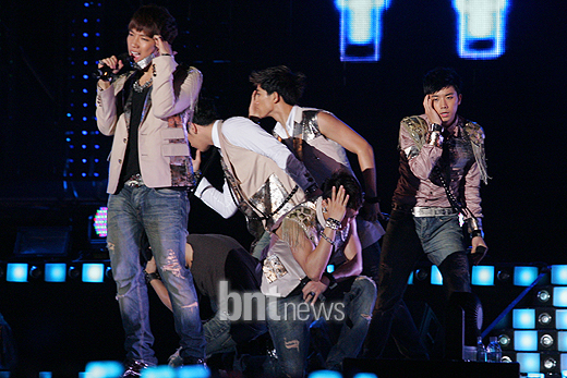 [포토]아시아드림콘서트 2PM '단체로 멋지게 포즈' | bnt뉴스