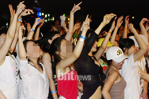 [포토]DJ DOC 손 머리 위로 | bnt뉴스