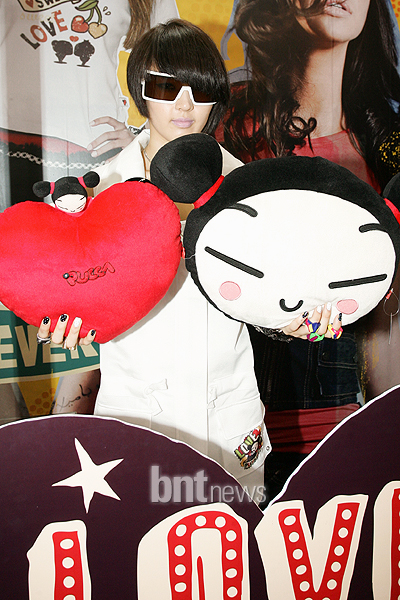 [포토]포미닛 전지윤 "PUCCA 쿠션이에요 귀엽죠?" | bnt뉴스