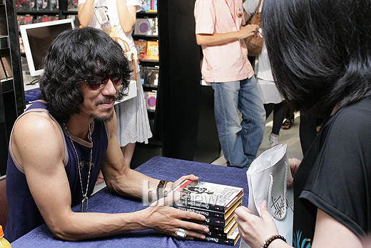 [포토]타이거JK "이렇게나 많이 사주시다니!" | bnt뉴스