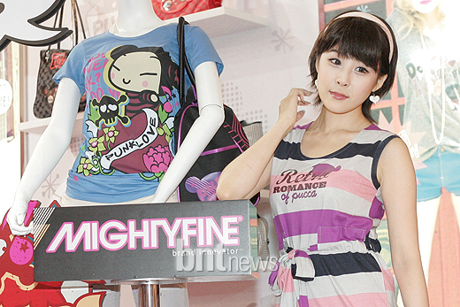 [포토]서울캐릭터 페어 2009 김지현 '제 PUCCA 드레스 이쁘죠?" | bnt뉴스