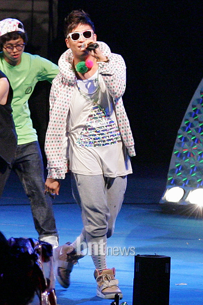 [포토]MC몽 "존경하는 DJ DOC선배님들 바톤을 이어받아" | bnt뉴스