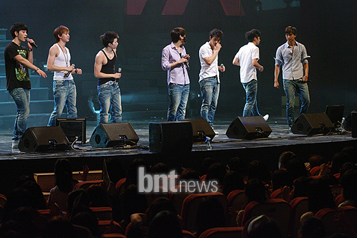 [포토]2PM 팬미팅의 피날레를 아쉬워하며 | bnt뉴스