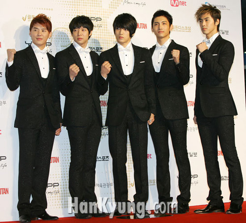 동방신기 소송으로 'SM 콘서트' 잠정적 연기 | bnt뉴스