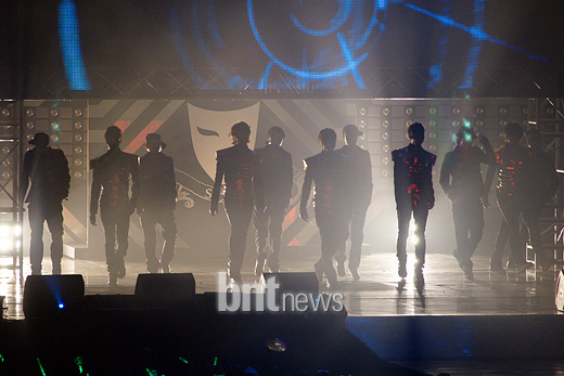 [포토] 무대에 등장하는 SS501의 멋진 실루엣 | bnt뉴스