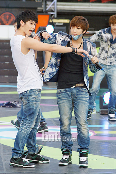 [포토] 2PM 찬성'준수와 함께 하는 안무' | bnt뉴스