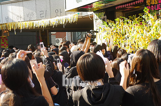 [bnt포토]"혹시 JYP 문이 열릴까?" | bnt뉴스