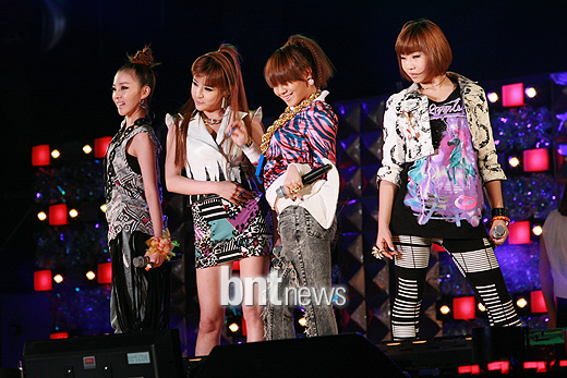 [bnt포토] 2NE1 '화려한 무대 퍼포먼스 펼치며 시선집중!' | bnt뉴스