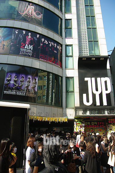 [bnt포토]2PM 팬들로 가득찬 JYP 엔터테이먼트 | bnt뉴스