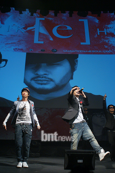 [bnt포토] 에픽하이 '쇼케이스에서 열정적인 무대 펼쳐' | bnt뉴스