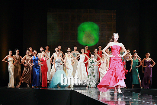 [bnt포토] 스타사관학교 '2009 SBS슈퍼모델들의 축하 패션쇼' | bnt뉴스