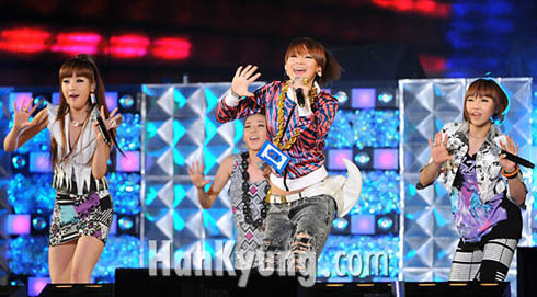 2NE1, 최장(52일) 음원차트 1위 지켜 | bnt뉴스