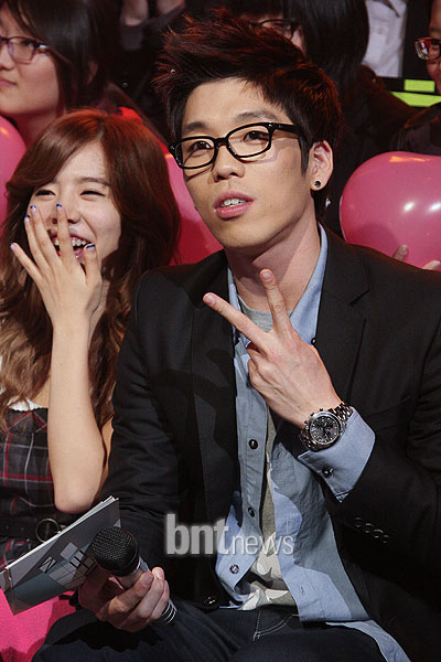 [bnt포토] MC 창민 '취재진을 향해 브이' | bnt뉴스