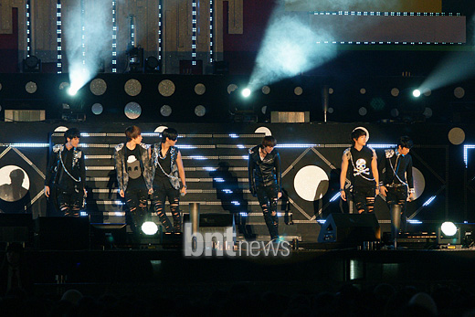 [bnt포토] 2PM '6명만 오른 무대에 팬들은 마음 아파' | bnt뉴스