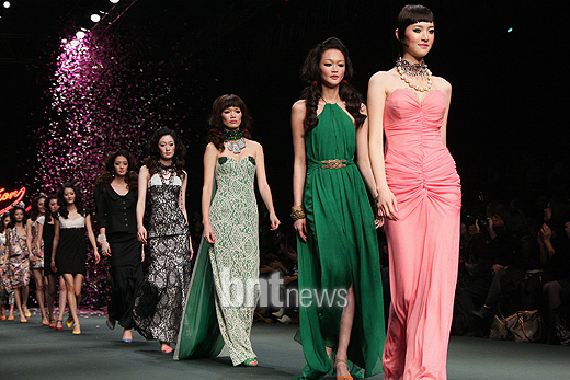 [bnt포토] 2010 S/S 서울패션위크의 마지막을 장식하는 | bnt뉴스