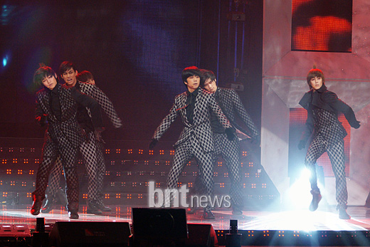 [bnt포토] 2PM '카리스마 있는 댄스로 무대를 장악했네' | bnt뉴스