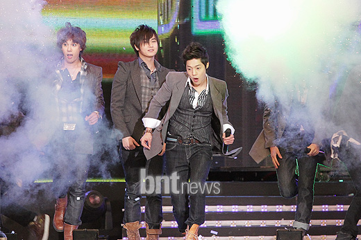 [bnt포토] SS501 김현중, 폭죽터져 '깜짝이야!" | bnt뉴스