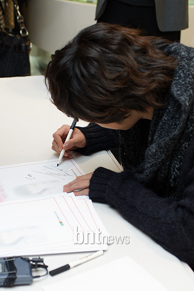 [bnt포토] 김범 '좋은 일에 앞장서는 멋진 남자의 싸인' | bnt뉴스