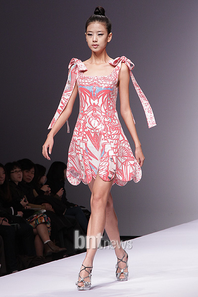 [bnt포토] 어깨리본 휘날리며 캣워크 | bnt뉴스