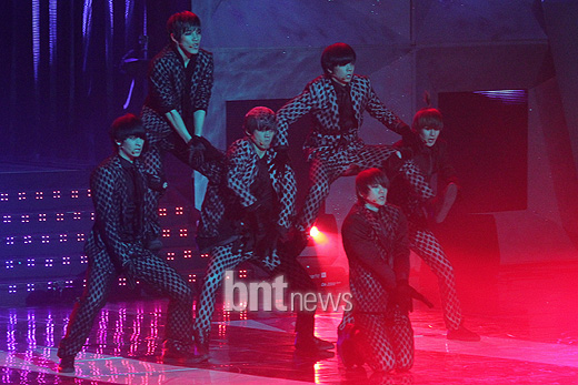 [bnt포토] 2PM의 무대 퍼포먼스 '인간 피라미드' | bnt뉴스