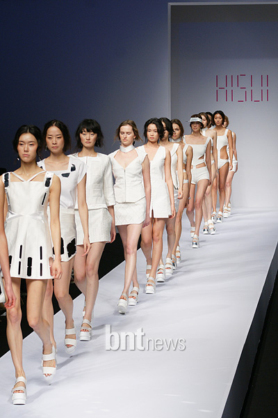[bnt포토] 히로코 이토의 패션쇼 '화이트드레스의 물결' | bnt뉴스