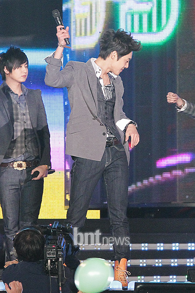 [bnt포토] SS501 김현중 "다 같이 불러요!" | bnt뉴스