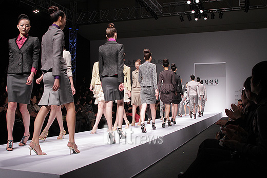 [bnt포토] 박수갈채를 받으며 2010 S/S 콜렉션을 마무리하는 | bnt뉴스