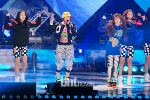 [bnt포토] 2NE1 민지&CL '깜찍한 모습을 보여주며' | bnt뉴스