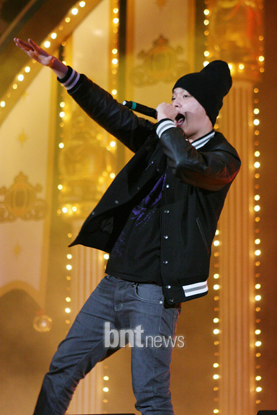 [bnt포토]슈프림팀 '손을 머리 위로!!' | bnt뉴스