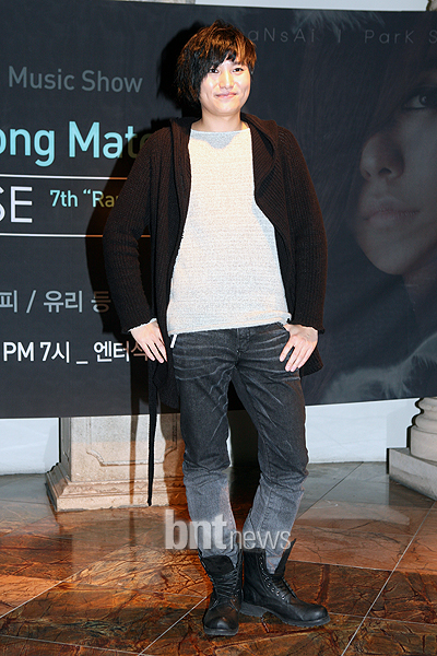 [bnt포토] MC한새 '밝은 표정으로 포토타임' | bnt뉴스