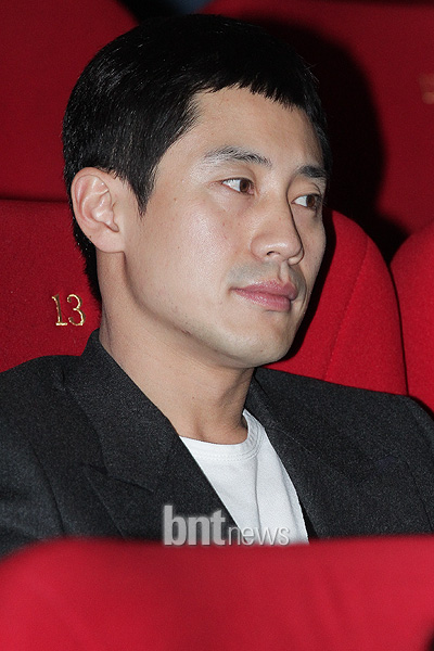 [bnt포토] 신하균 '영화 언제 시작할까?' | bnt뉴스