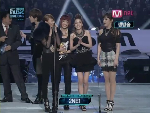2009 'MAMA', 2NE1 '파이어' 뮤직비디오 최우수 작품상 수상 | bnt뉴스