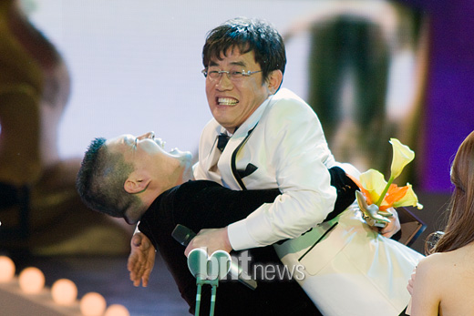 [bnt포토] 2009 KBS 연예대상 수상자 강호동 '이경규를 끌어안고' | bnt뉴스