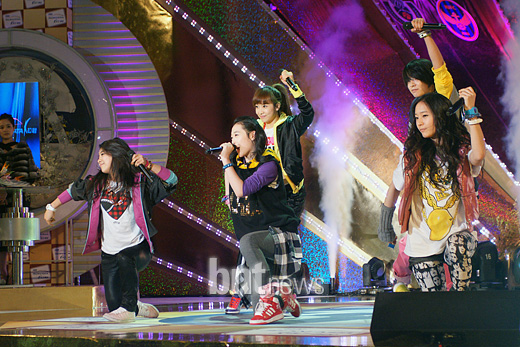 [bnt포토] K-리그 시상식을 축하하러 온 f(x)의 무대 | bnt뉴스