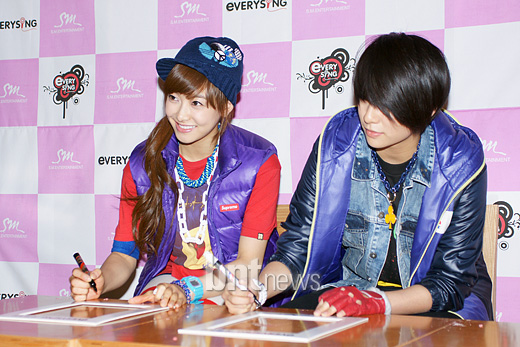 [bnt포토] f(x) 빅토리아-엠버 '액자에 싸인도 예쁘게 웃으며' | bnt뉴스