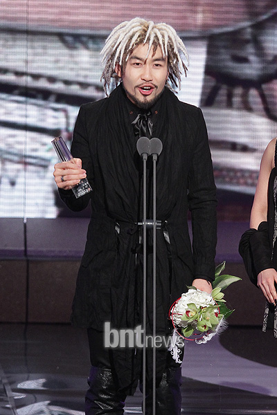 [2009 MBC 연예대상] 노홍철, 버라이어티 남자 우수상 수상 | bnt뉴스