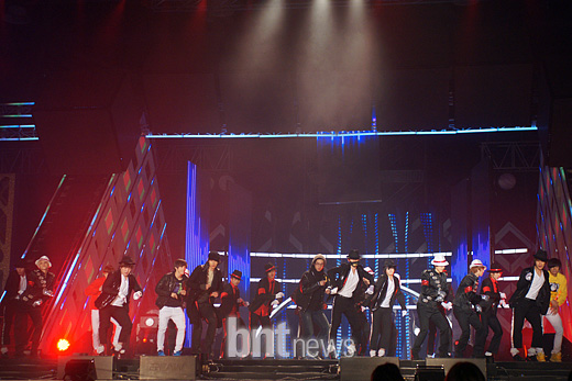 [bnt포토] 2PM-슈퍼주니어-엠블랙-비스트-이승기 '모두 함께하는 마이클잭슨 헌정무대' | bnt뉴스