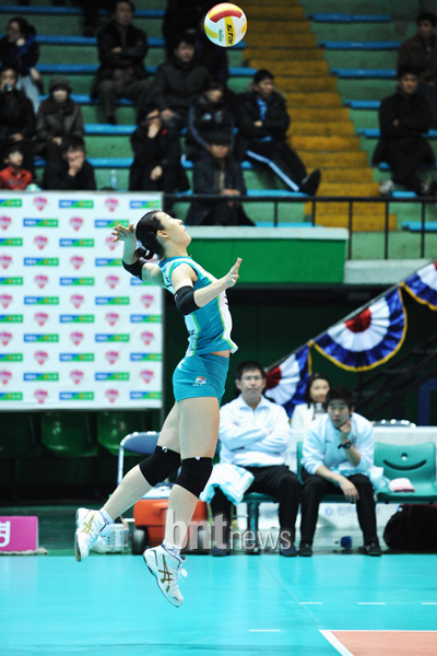 [bnt포토] 화려한 스카이 서브를 선보이는 GS칼텍스 배유나 선수 | bnt뉴스