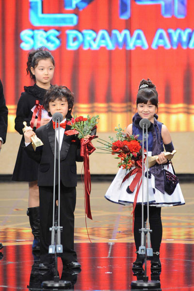 [2009 SBS 연기대상] 아역상 정윤석-김유정 '깜찍한 수상소감 공개!' | bnt뉴스