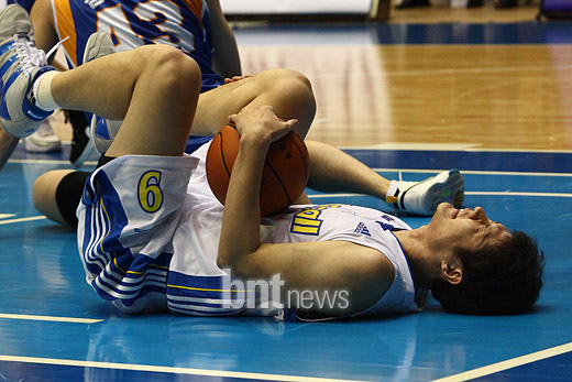 [bnt포토] 쓰러져 고통스러워하는 이규섭 | bnt뉴스