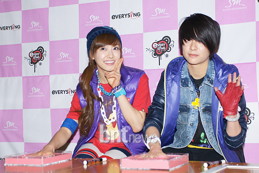 [bnt포토] f(x) 빅토리아-엠버 '핸드프린팅 하는 모습도 예쁘게' | bnt뉴스