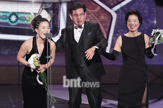 선우용녀-조형기-조혜련, MBC 연예대상 특별상 수상 | bnt뉴스