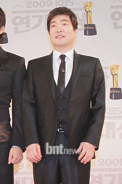 [2009 KBS 연기대상] 손현주, 최우수 연기자상 수상 | bnt뉴스
