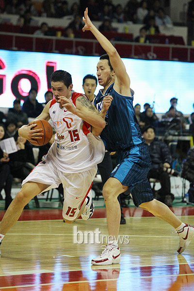 [bnt포토] 김민수 '공을 지켜라!' | bnt뉴스